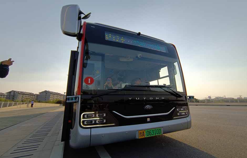 Intelligent driving bus that can communicate with traffic lights
